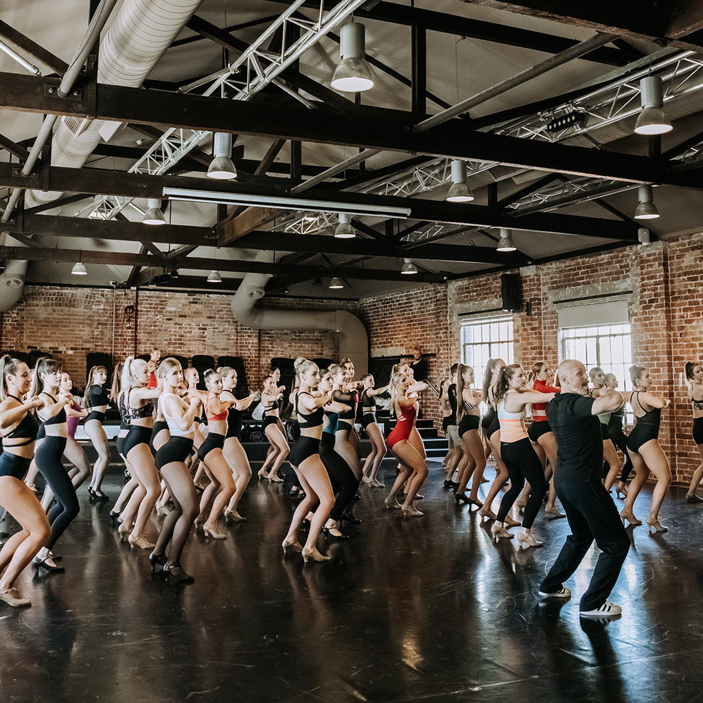 Les danseuses et danseurs du Moulin Rouge : des artistes qui vous en ...